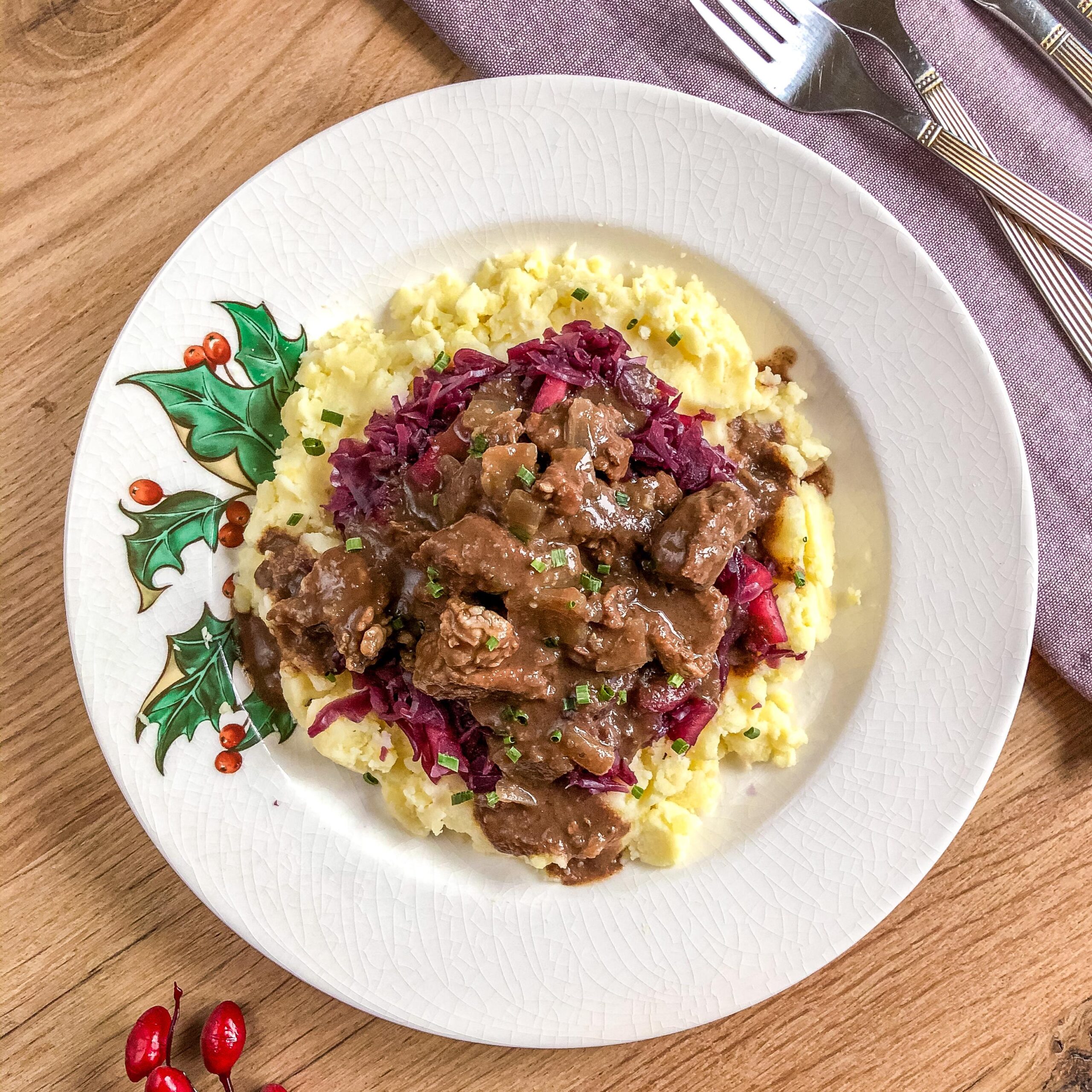 Hachee With Mashed Potatoes And Red Cabbage - Eva Koper
