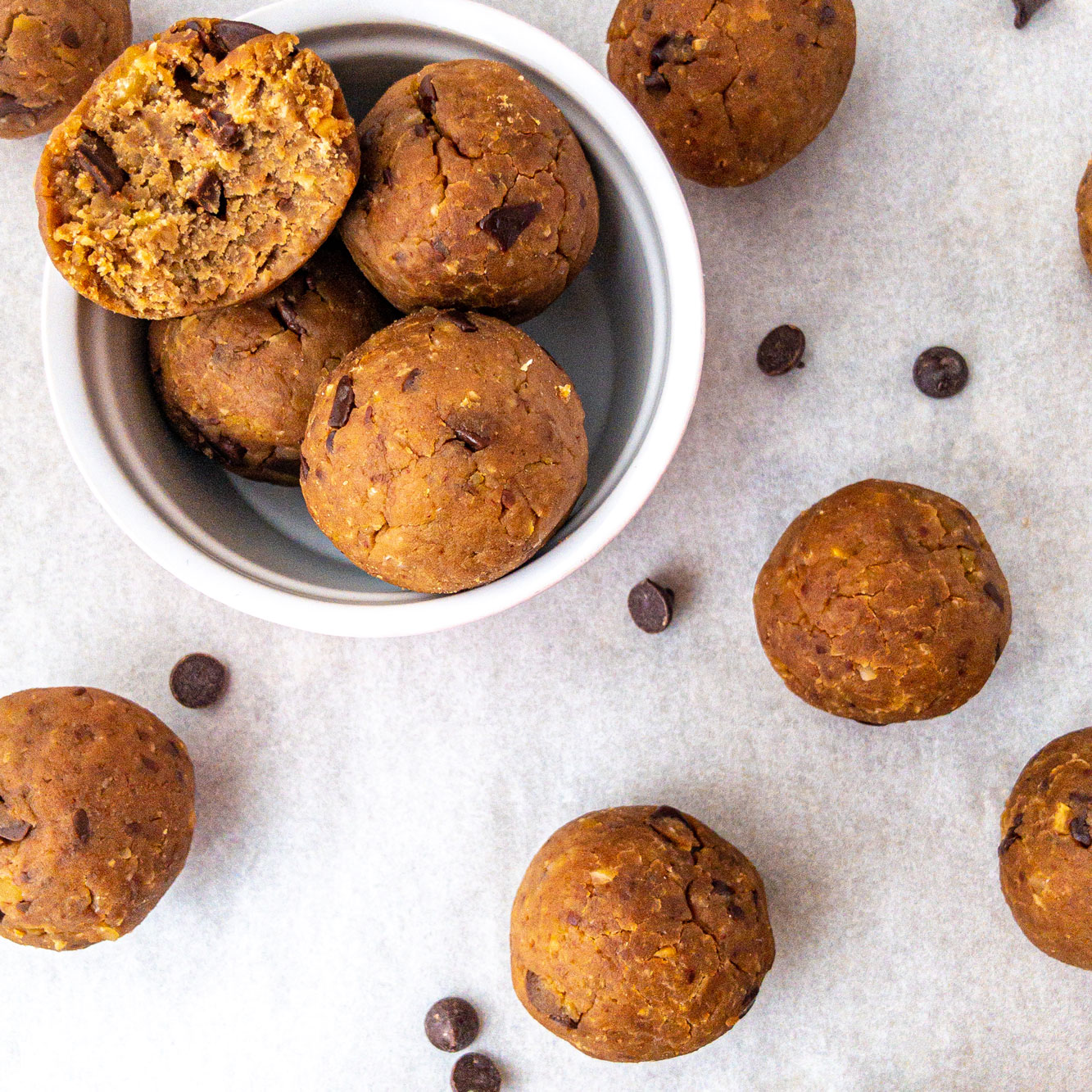 Protein Chocolate Chip Cookiedough Balls - Eva Koper